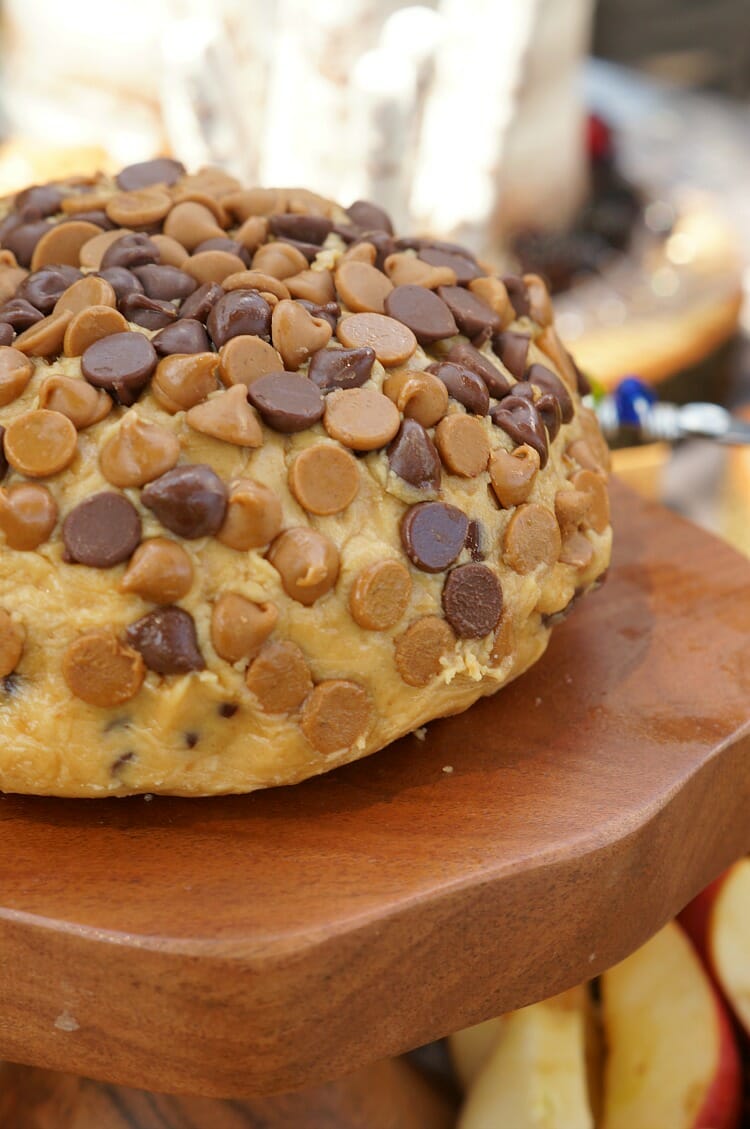 Peanut Butter Cup Cheeseball: Perfect for Parties